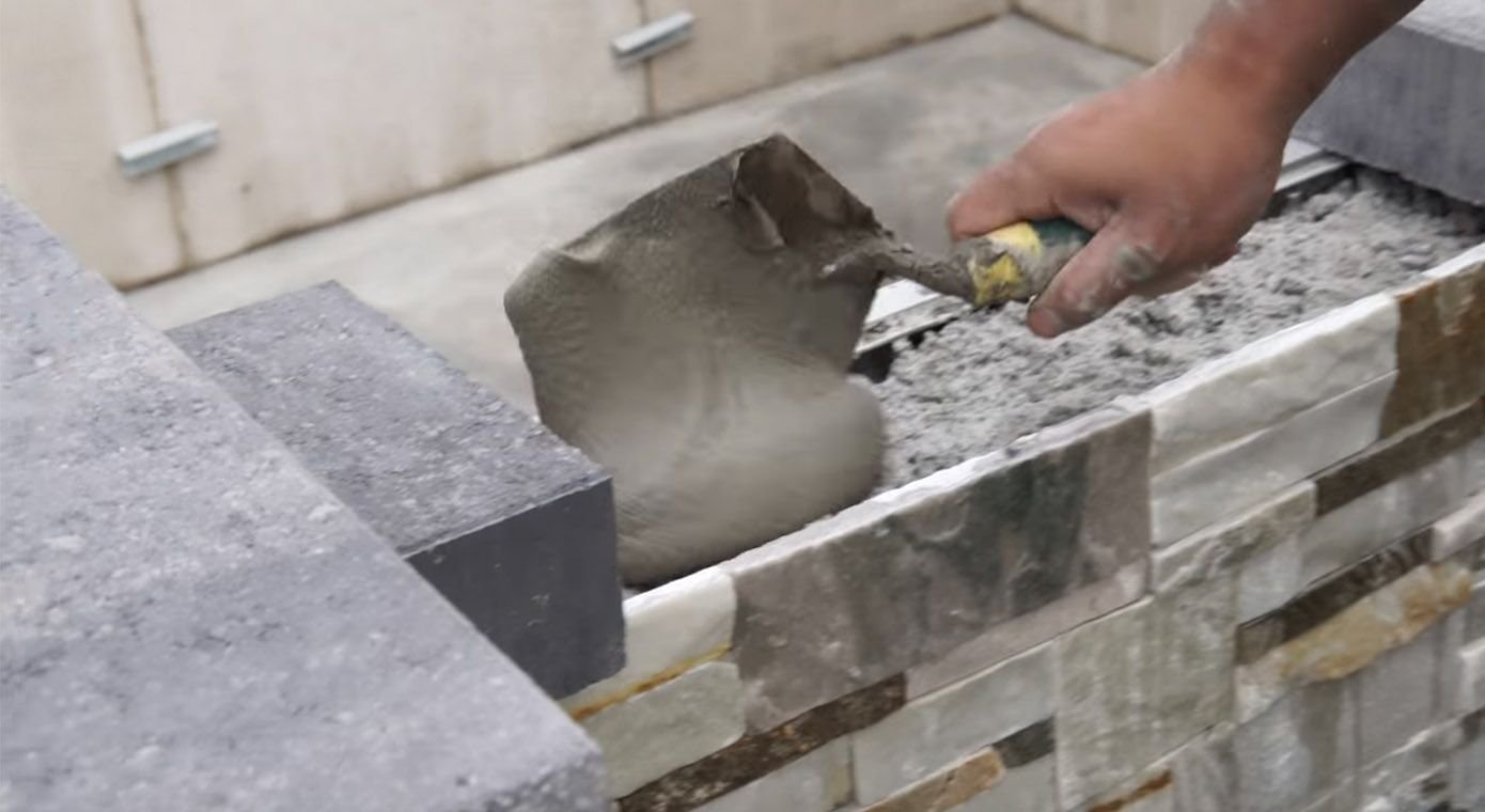 Comment se fait l'installation d'une piscine semi-creusée Europea ...
